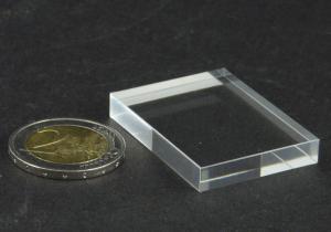 Socle plexiglas 3x4x0.6 cm de minéralogie, support présentoir.
