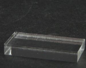 Socle plexiglas 2x4x0.6 cm de minéralogie, support présentoir.